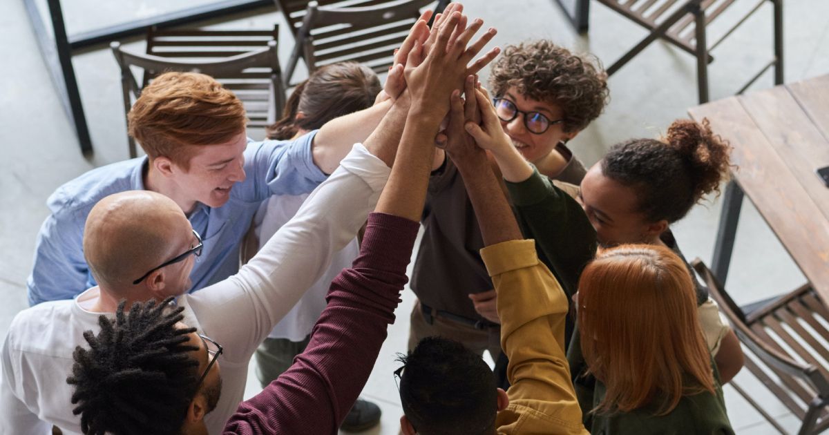 A Guide to Onboarding New Employees [2023] | Cosmico