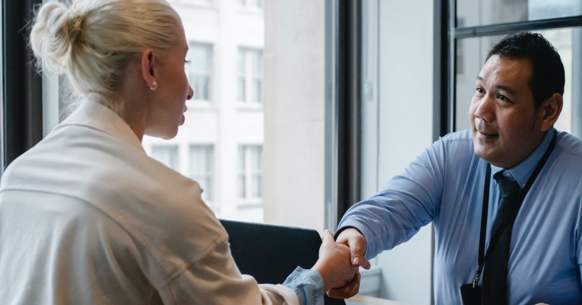 How To Hire Employees (2023 Complete Guide) | Cosmico